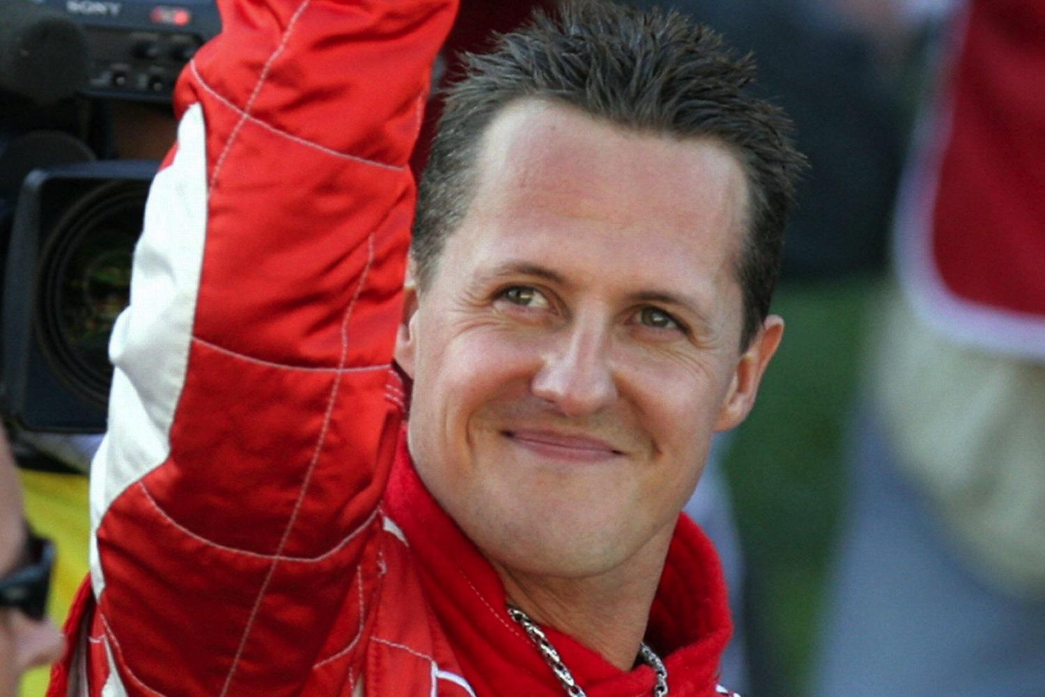 Michael Schumacher è stato portato in giro su una Mercedes per ... Michael Schumacher è stato portato in giro su una Mercedes per ...