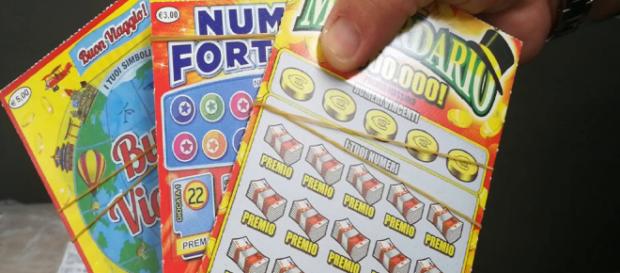 Dice Alla Moglie Di Aver Vinto 50 Mila Euro Al Gratta Vinci La Donna