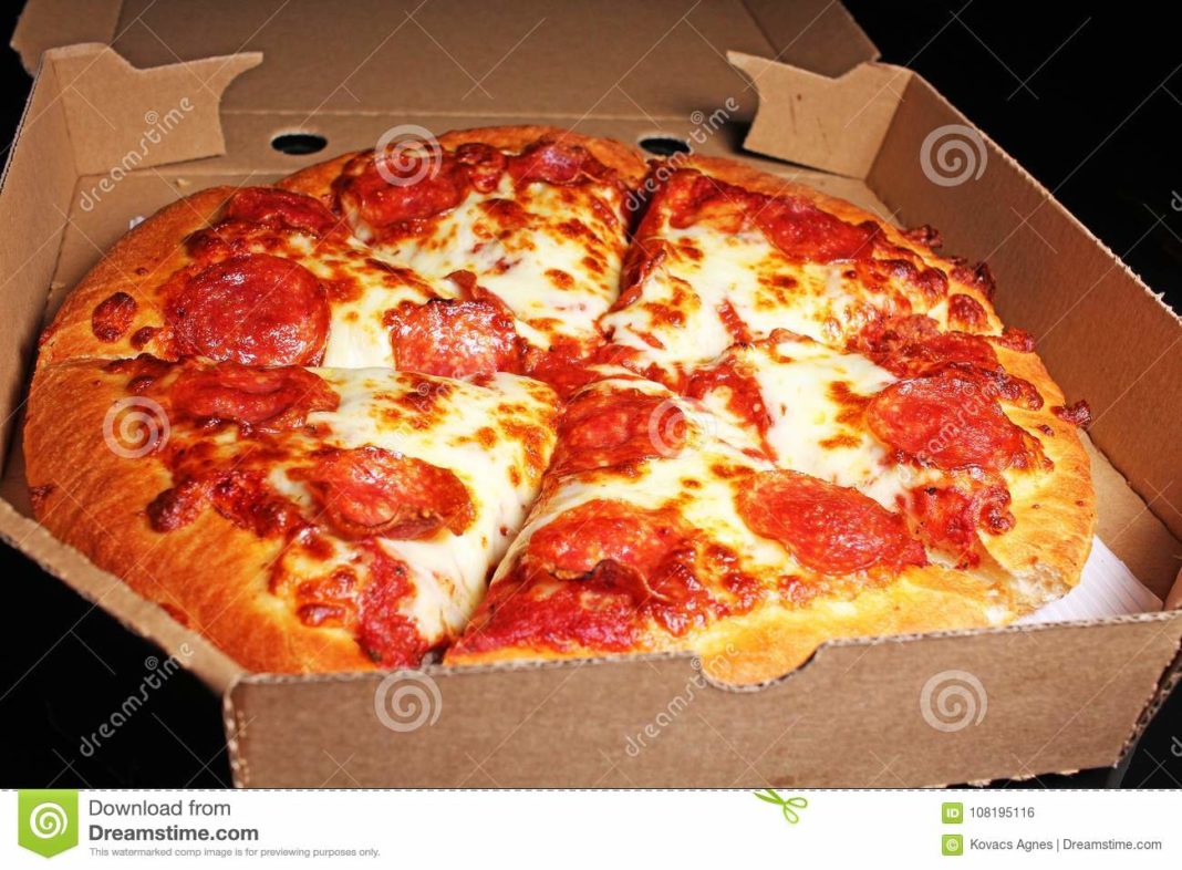Un ragazzo che consegna pizze capisce che in una casa c’è qualcosa che ... Un ragazzo che consegna pizze capisce che in una casa c’è qualcosa che ...