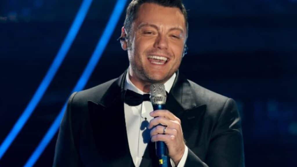 Tiziano Ferro blocca il concerto al Maradona e attende i soccorsi: fan ...