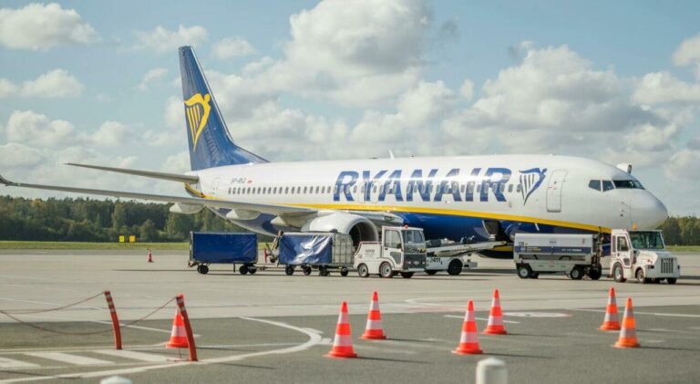 Paura in volo per 178 passeggeri: aereo Ryanair perde quota senza che i ...