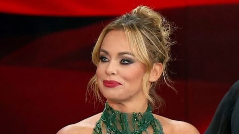 Ballando, serata di fuoco, Sonia Bruganelli critica la Lucarelli e ... Ballando, serata di fuoco, Sonia Bruganelli critica la Lucarelli e ...