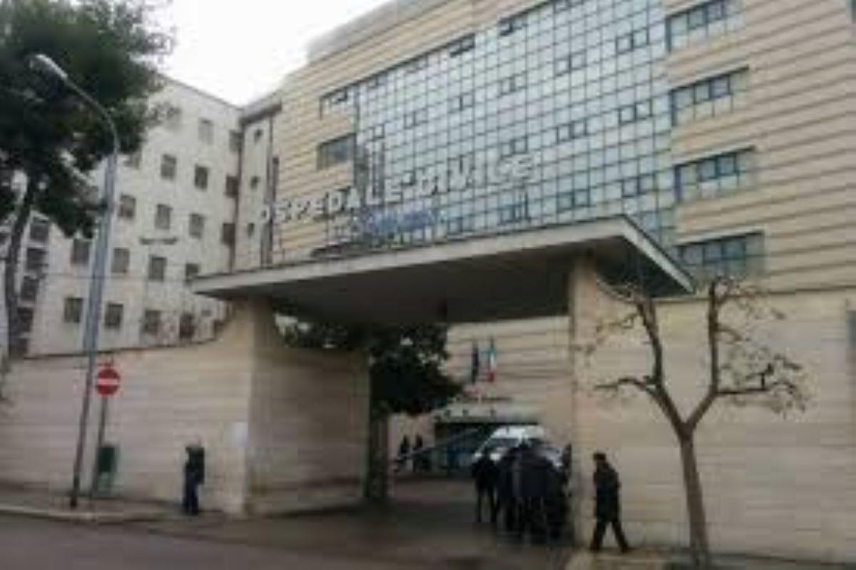 Puglia, esce dal pronto soccorso dove era andato per un malore, si ... Puglia, esce dal pronto soccorso dove era andato per un malore, si ...