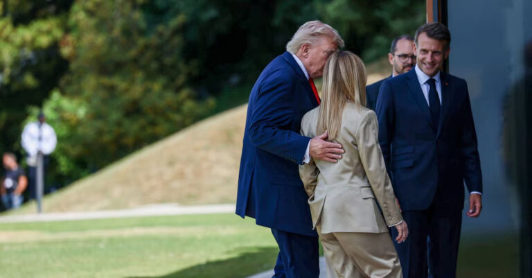 Trump gela Meloni dopo il G7: “Mi ha implorato di fare una foto con lei ...